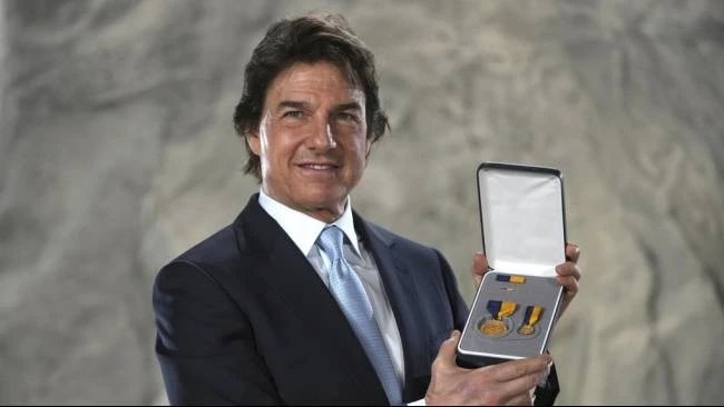 Saat Tom Cruise Terima Penghargaan Tertinggi Angkatan Laut AS Gara-Gara ...
