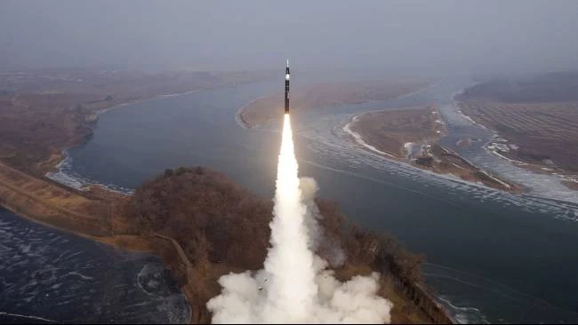 Korea Utara Tembakkan Rudal Balistik, Respons Latihan Militer Gabungan ...