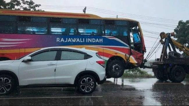 Kronologi Kecelakaan Mobil dan Bus di Gresik yang Tewaskan 7 Orang ...