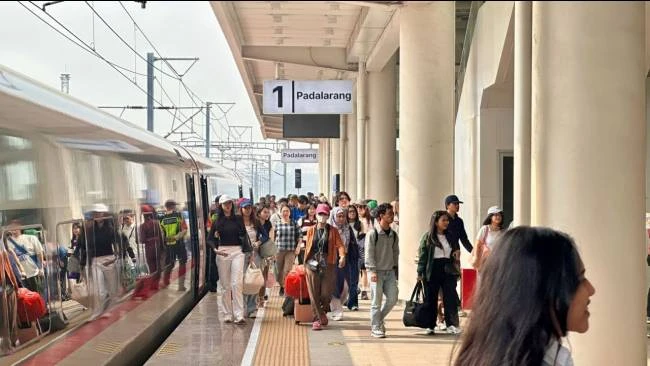 Penumpang Melonjak, KCIC Tambah Loket Tiket di Stasiun Whoosh Halim dan ...