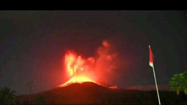 Gunung Lewotobi Laki-Laki Meletus, Kolom Abu Vulkanik Capai 10 Km ...