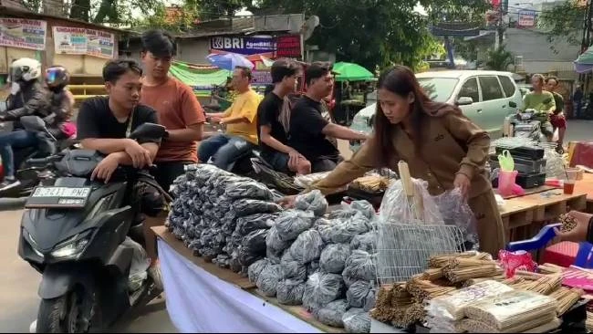 Iduladha 2026: Pedagang Tusuk Sate dan Arang Diserbu Warga, Omzet pun Naik